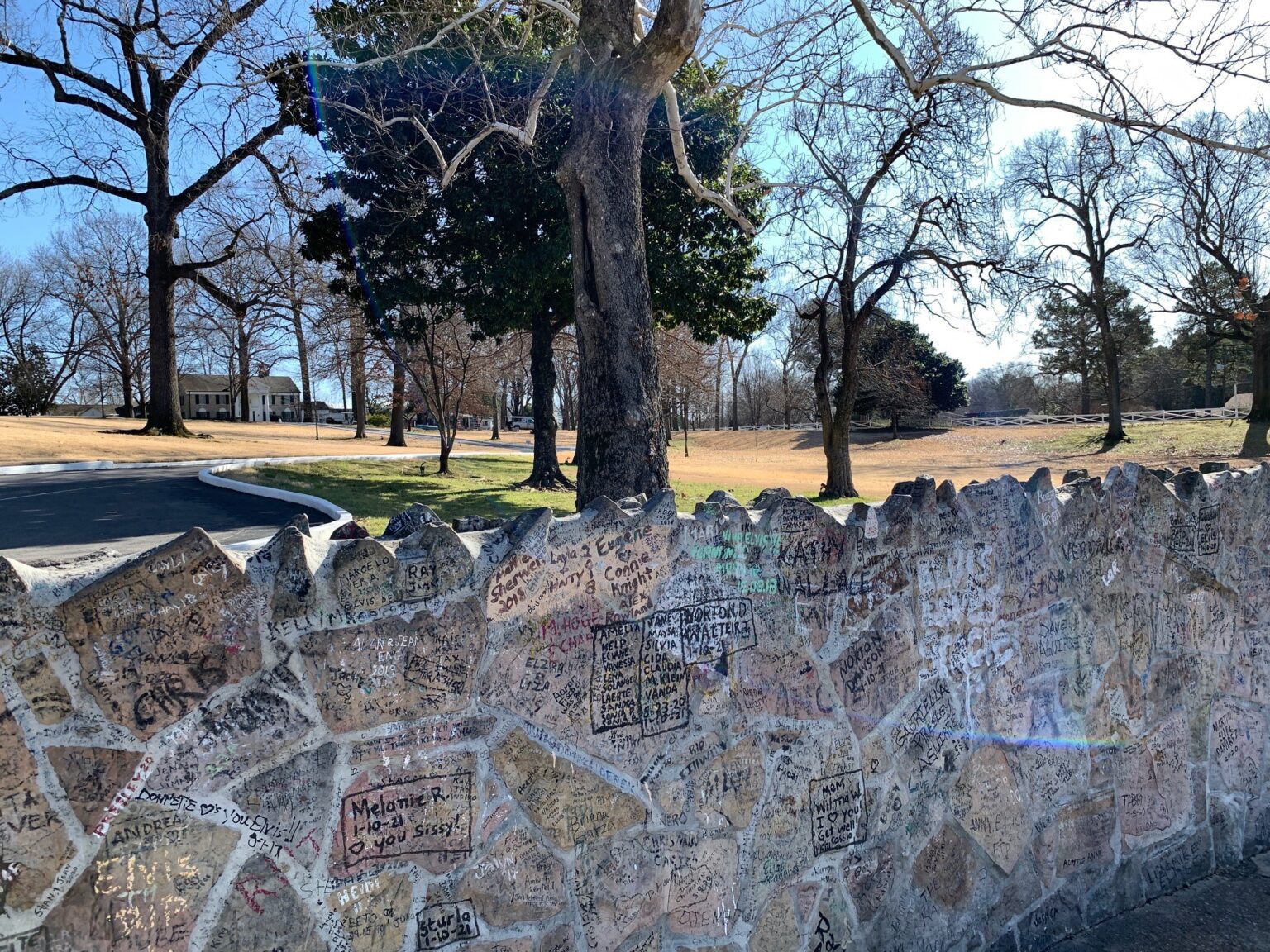 Fan signed wall at Graceland | Travel And Tell